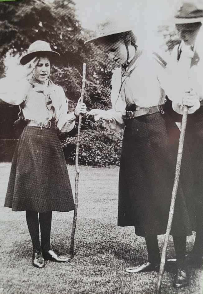 Guides – Leslie's Guiding History