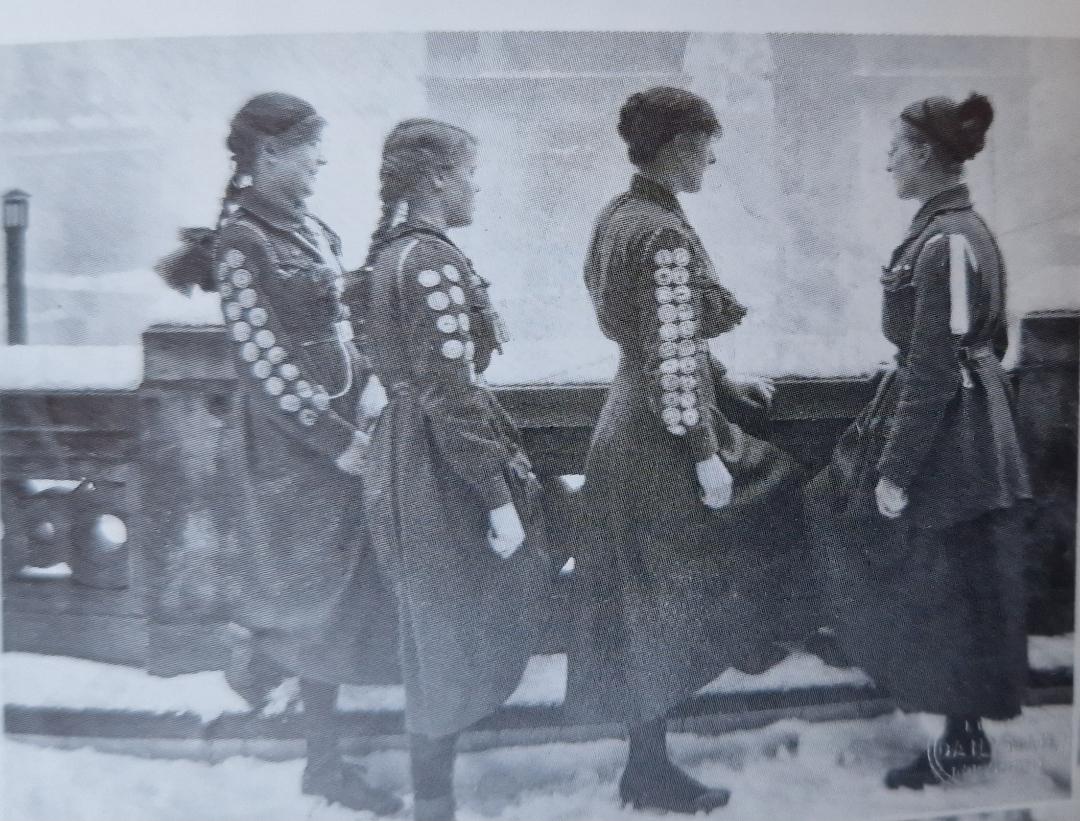 Guiding Uniform – Everyone loved the 1990s new look, no? – Leslie's ...